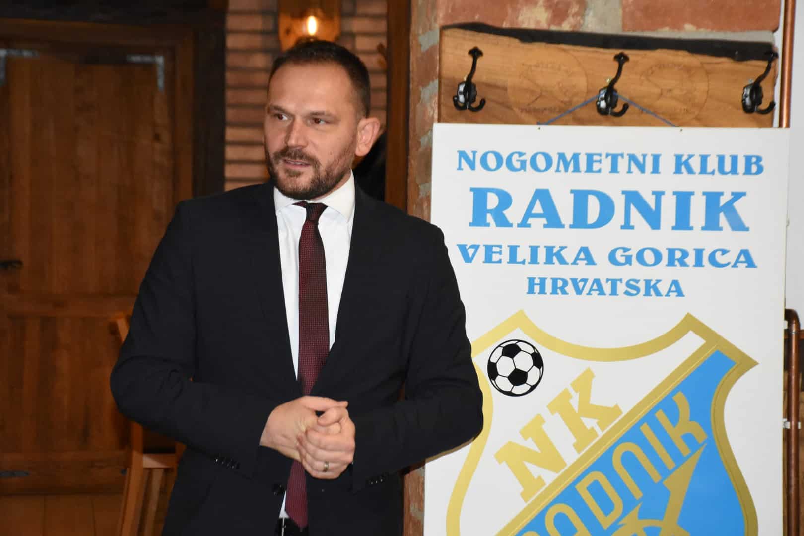 FOTO: Okupili se nekadašnji nogometaši Radnika; dugoočekivani spomenik ...
