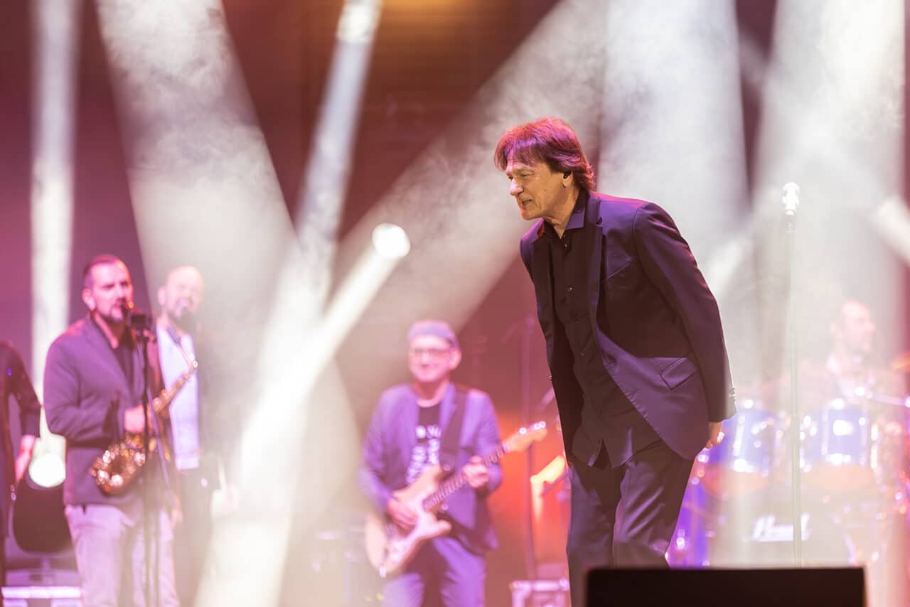 FOTO: Zdravko Čolić zapjevao u čast žena | 01Portal