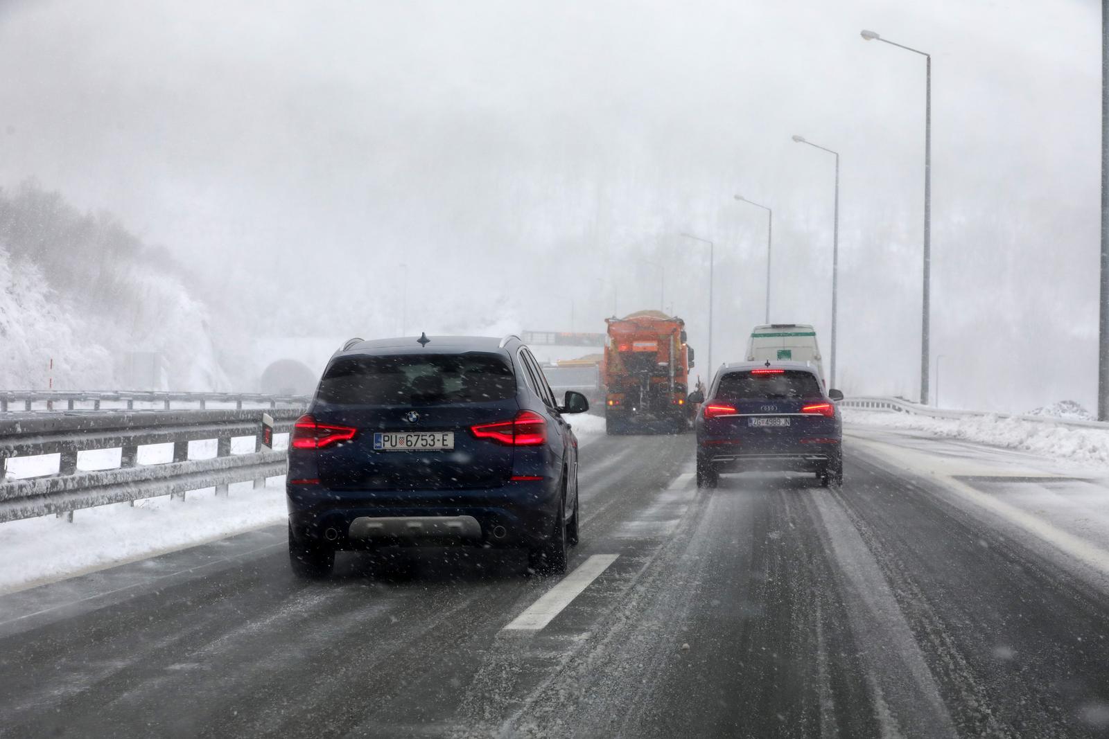 Snijeg u unutrašnjosti, olujna bura na Jadranu: vikend donosi razmjerno ...