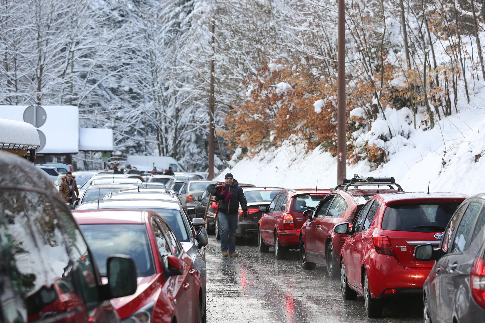 Sljemenska cesta zatvorena za sav promet: Automobili zapeli u snijegu ...